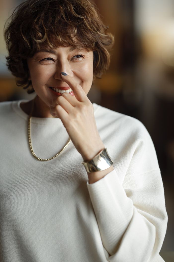 RIKACOさん流「自分を愛しアップデート」40代の“学び”が50代の今を形づくる | marie claire [マリ･クレール]