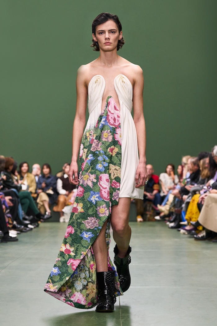 階級とは何か？ クラフトと絵画で模索する「ロエベ」2024年秋冬コレクション | marie claire [マリ･クレール]